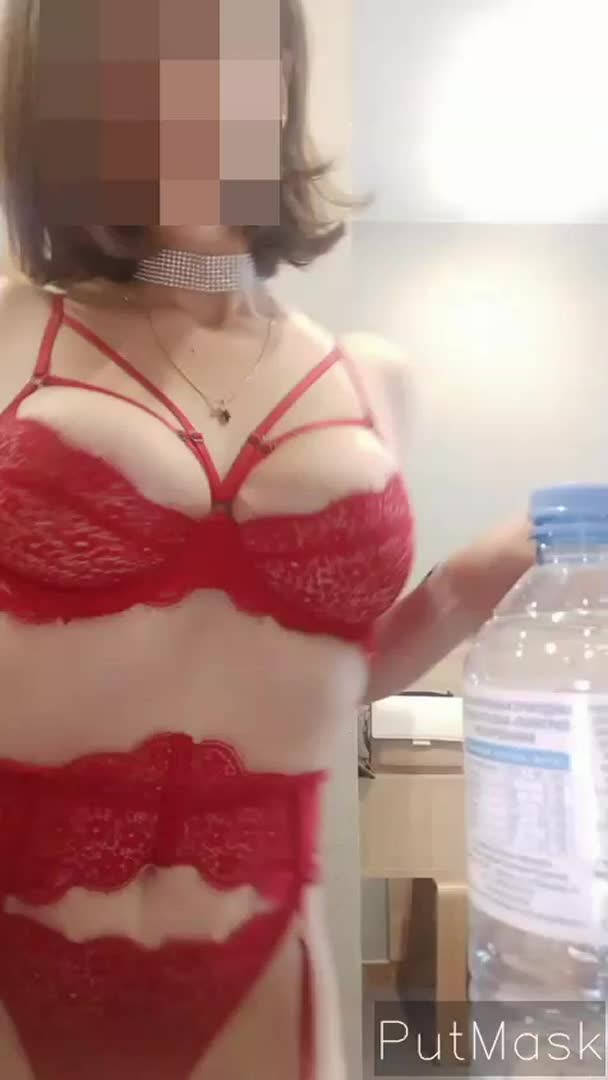 Need to meet delivery guy in this outfit... | Scrolller