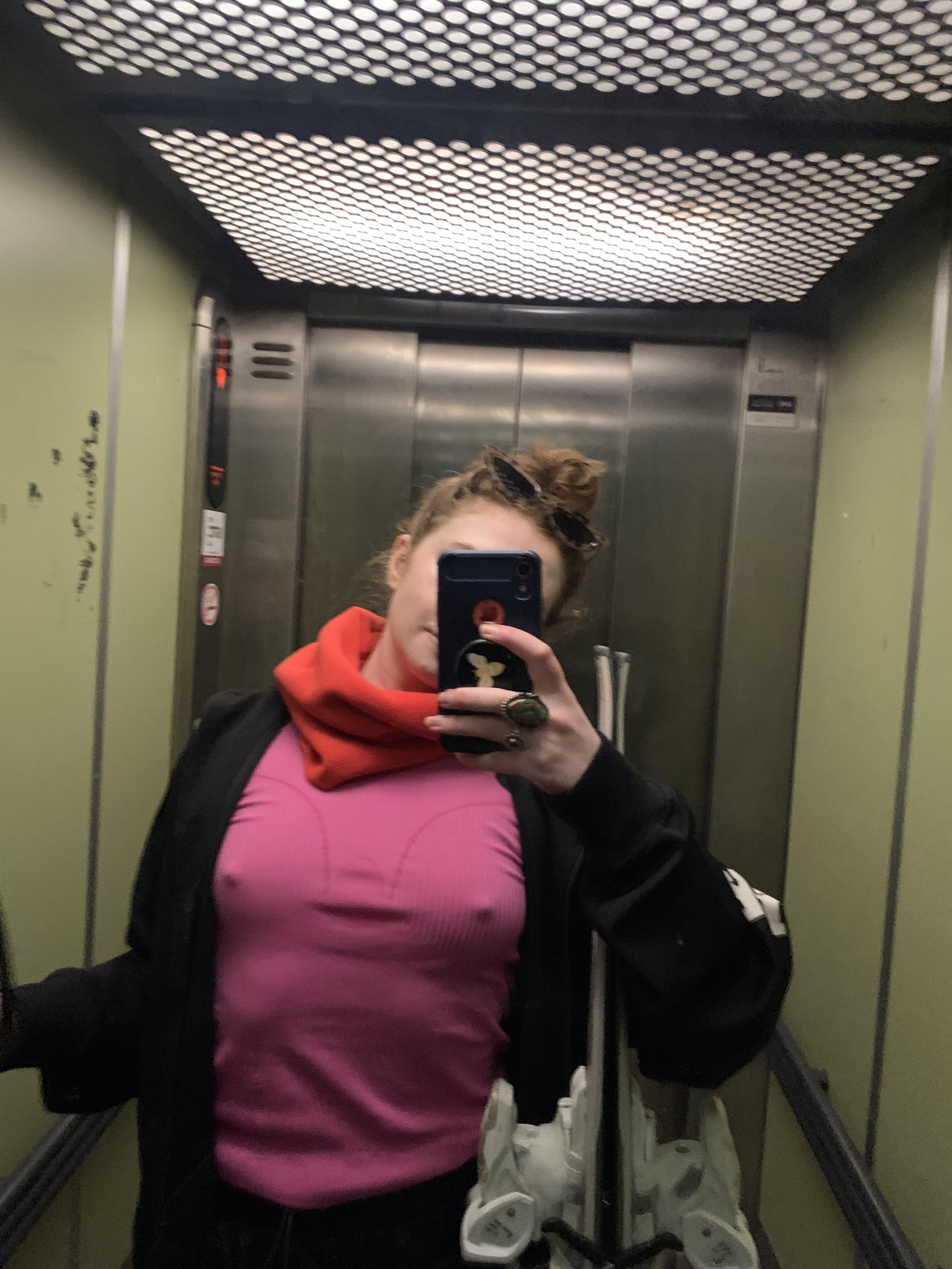 No bra skiing | Scrolller