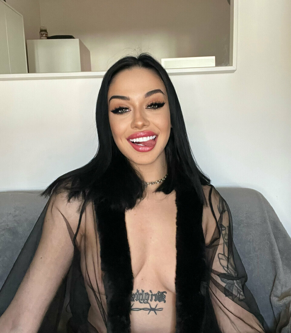 Not even sure i'm wearing anything at all | Scrolller