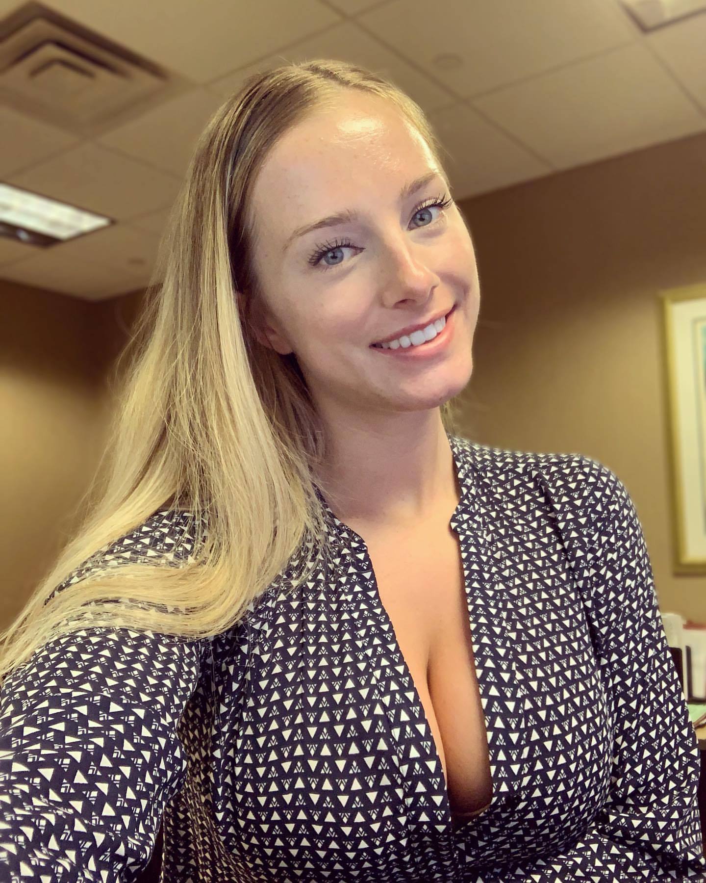 Office cutie | Scrolller