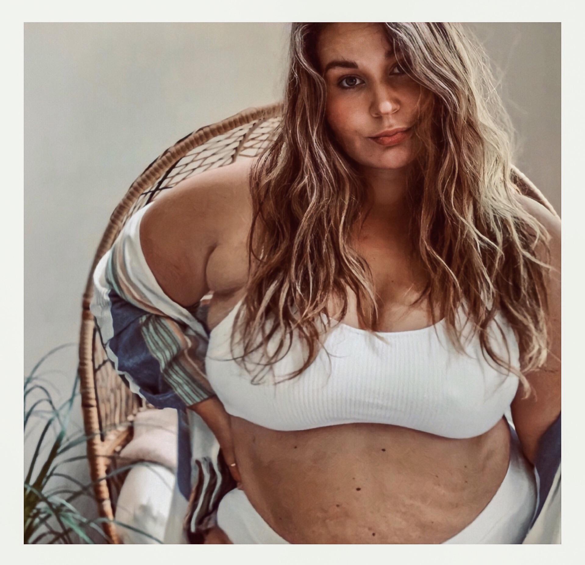 Olivia makes even the ‘mom bod’ look hot 🔥 | Scrolller