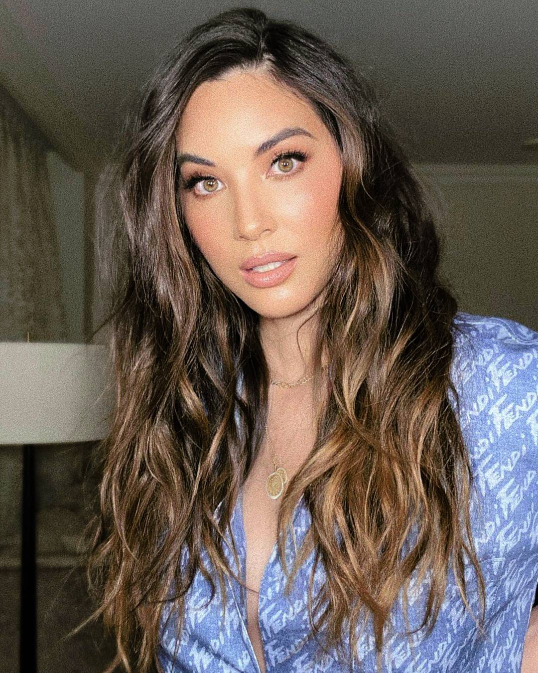 Olivia Munn Scrolller