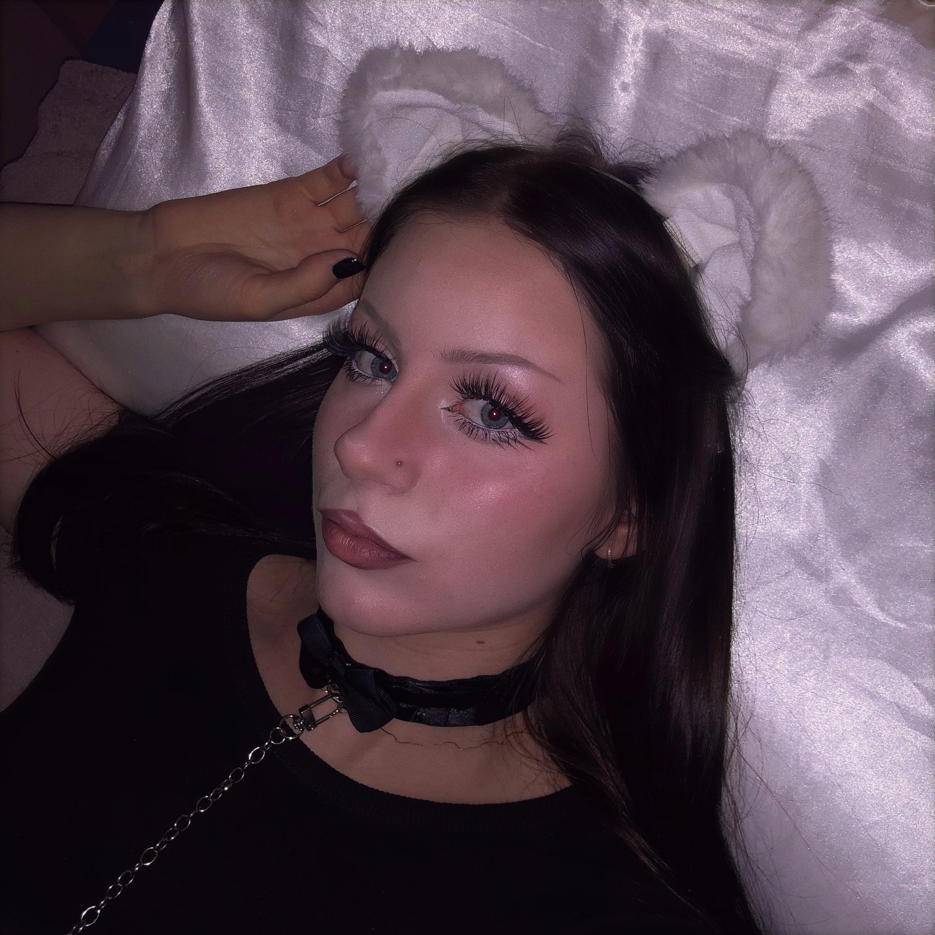 On my best behaviour | Scrolller