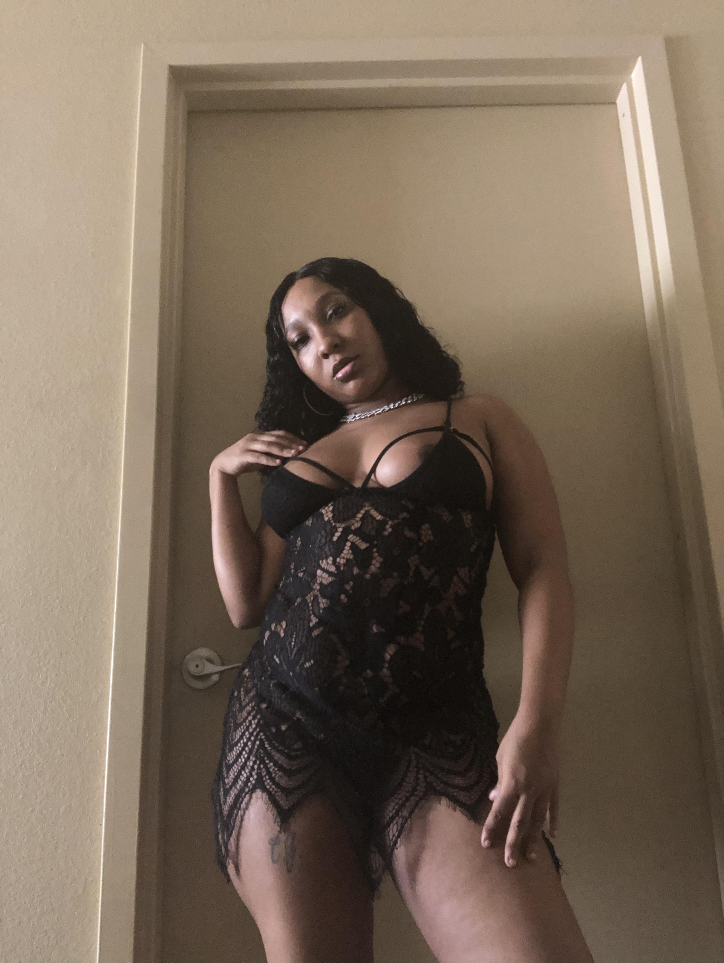 On your knees | Scrolller