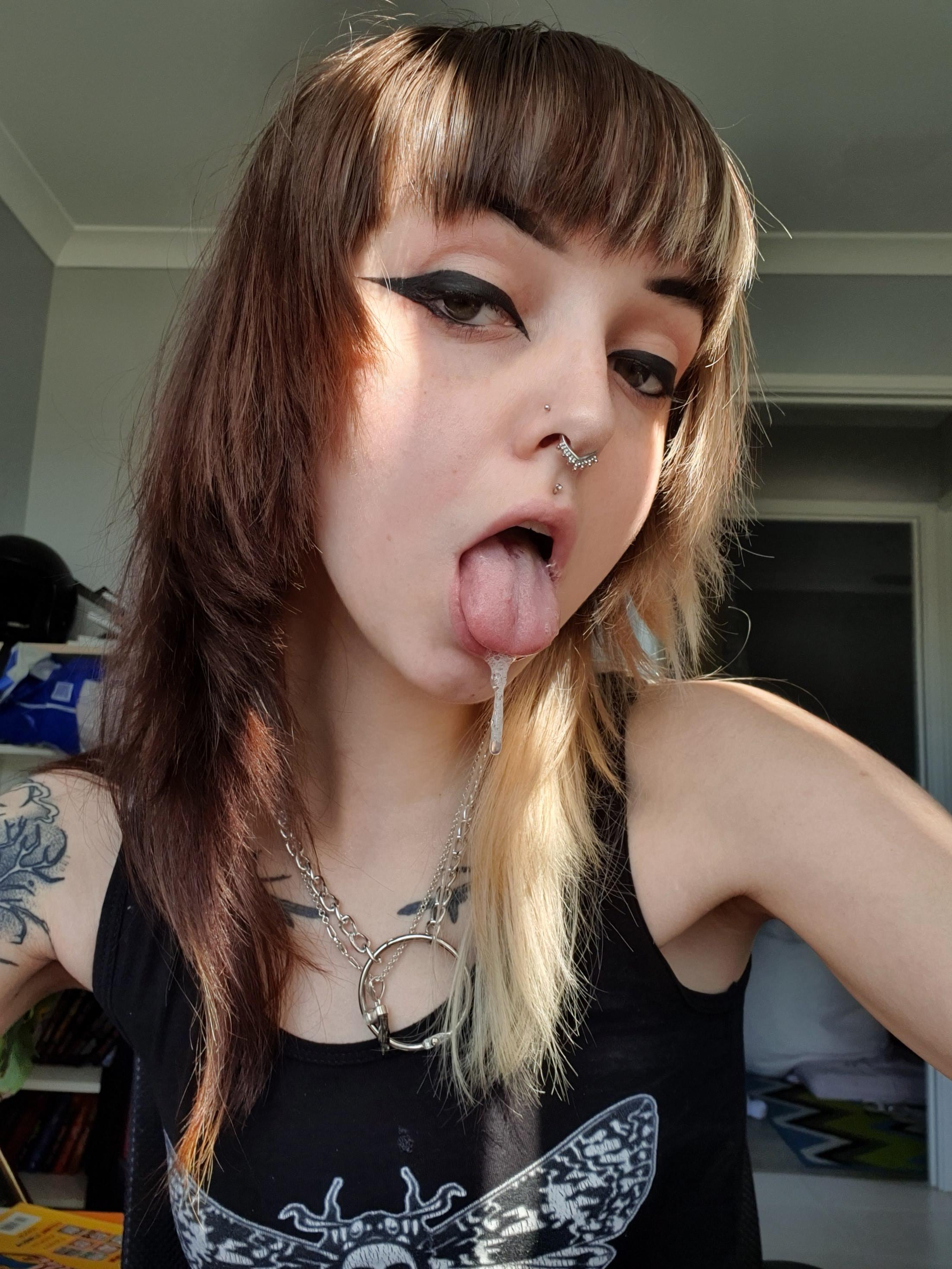 Open wide | Scrolller