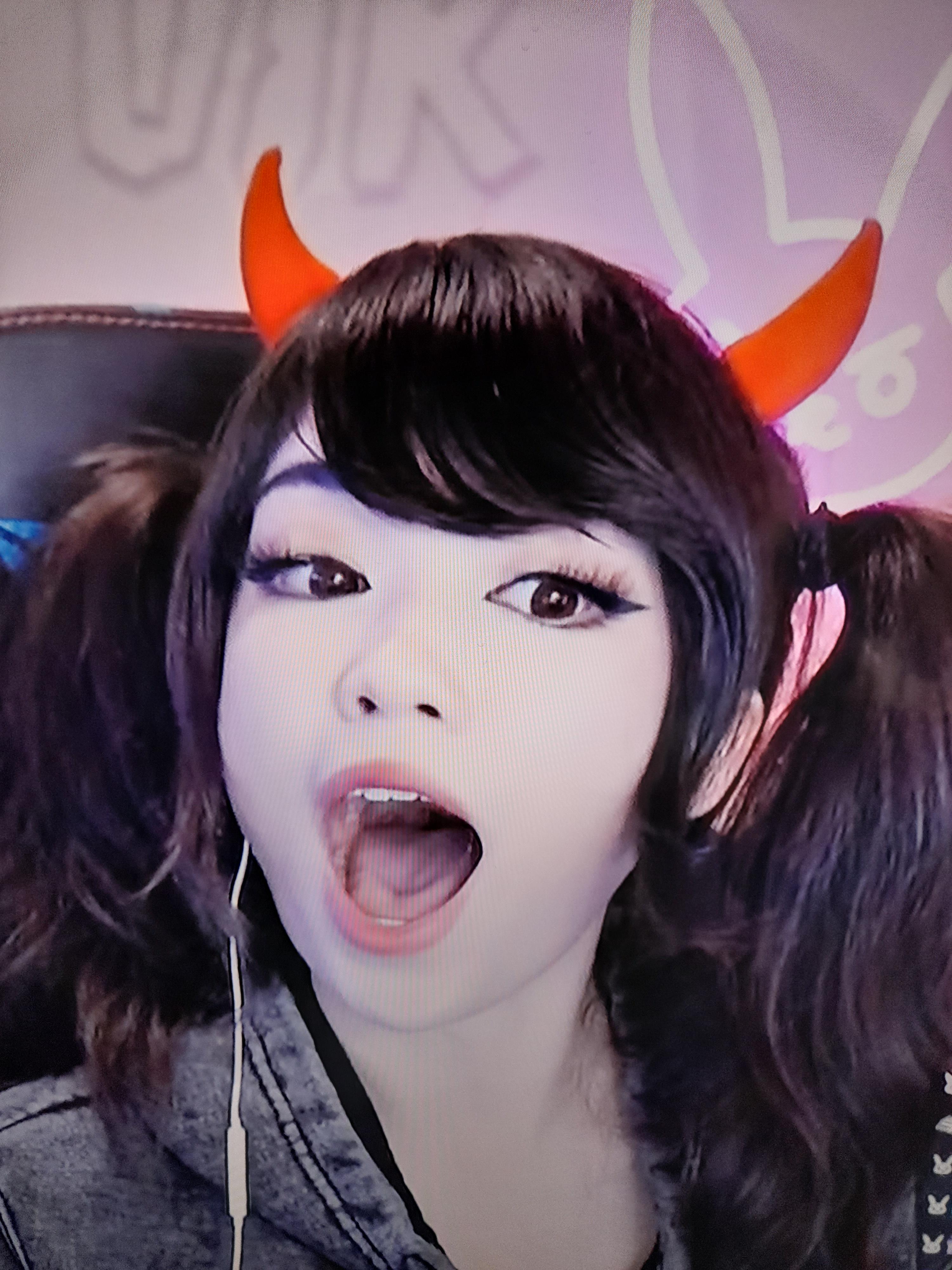 Open wide | Scrolller