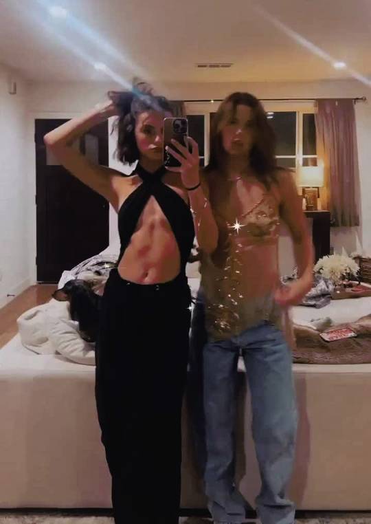 Outfit reflection | Scrolller