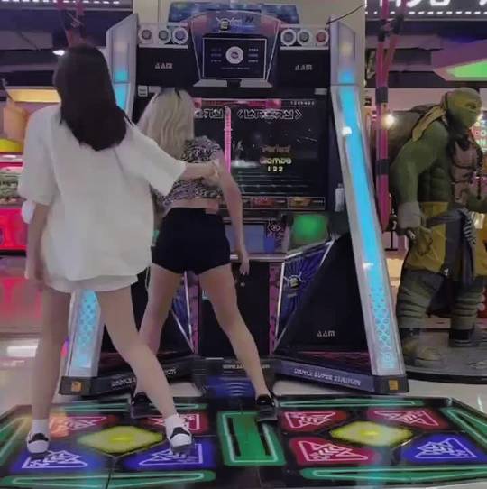 Panic at Dance Machine | E舞成名 | Scrolller