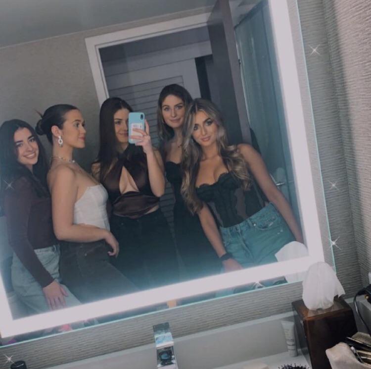 Party girls | Scrolller