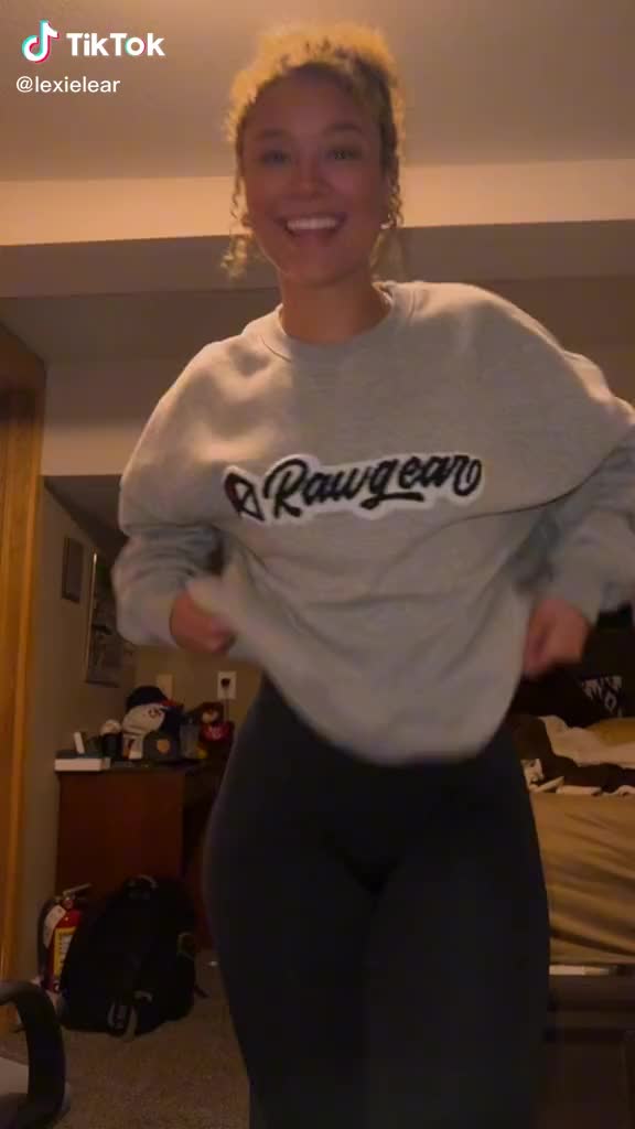 patiently waiting for Lexie to turn around...she's insanely hot! | Scrolller