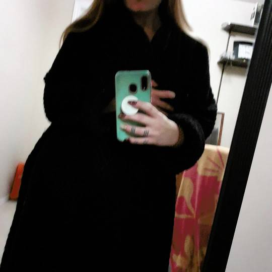 Peekaboo curves! (26F) | Scrolller