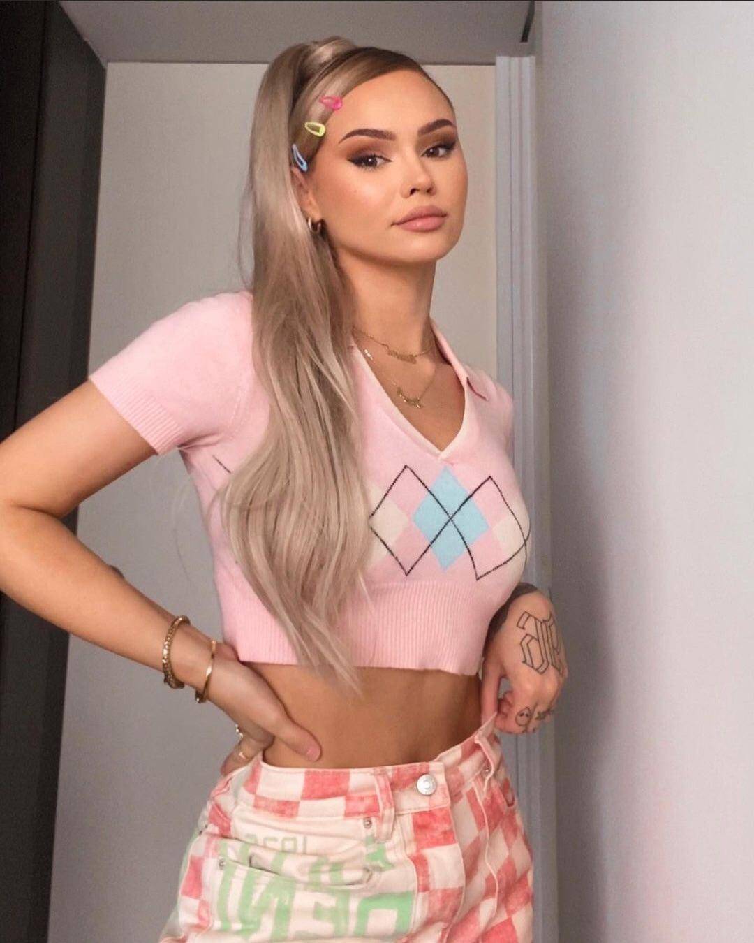 Perfect blowjob lips and a pony to grab and force my cock down her throat. | Scrolller