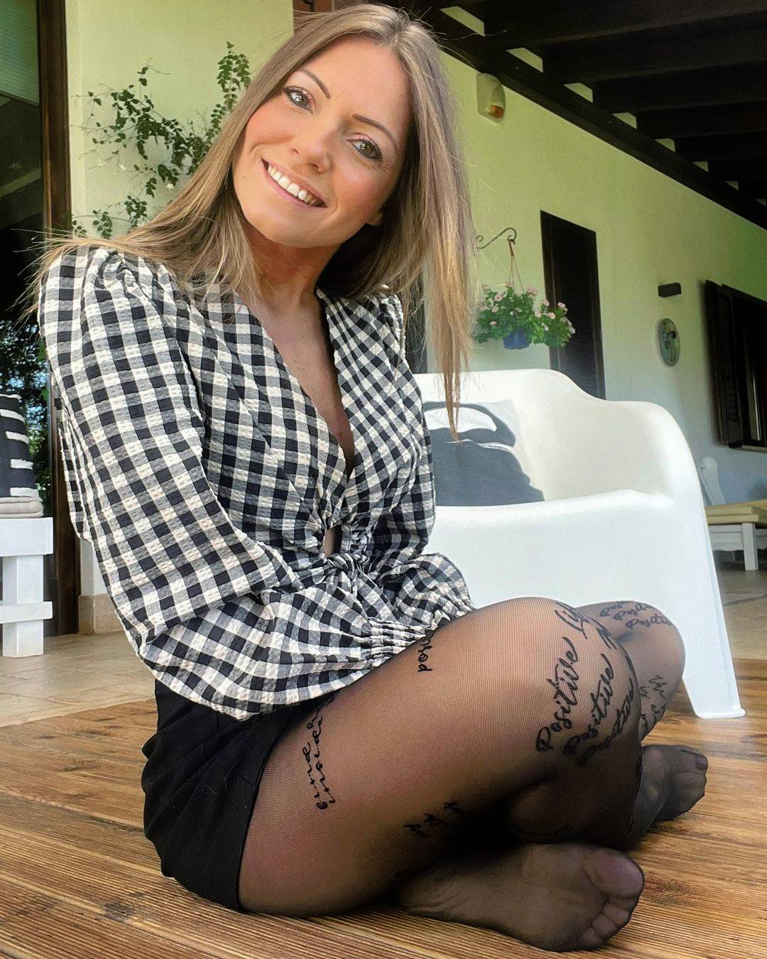 Perky blonde in black and white | Scrolller