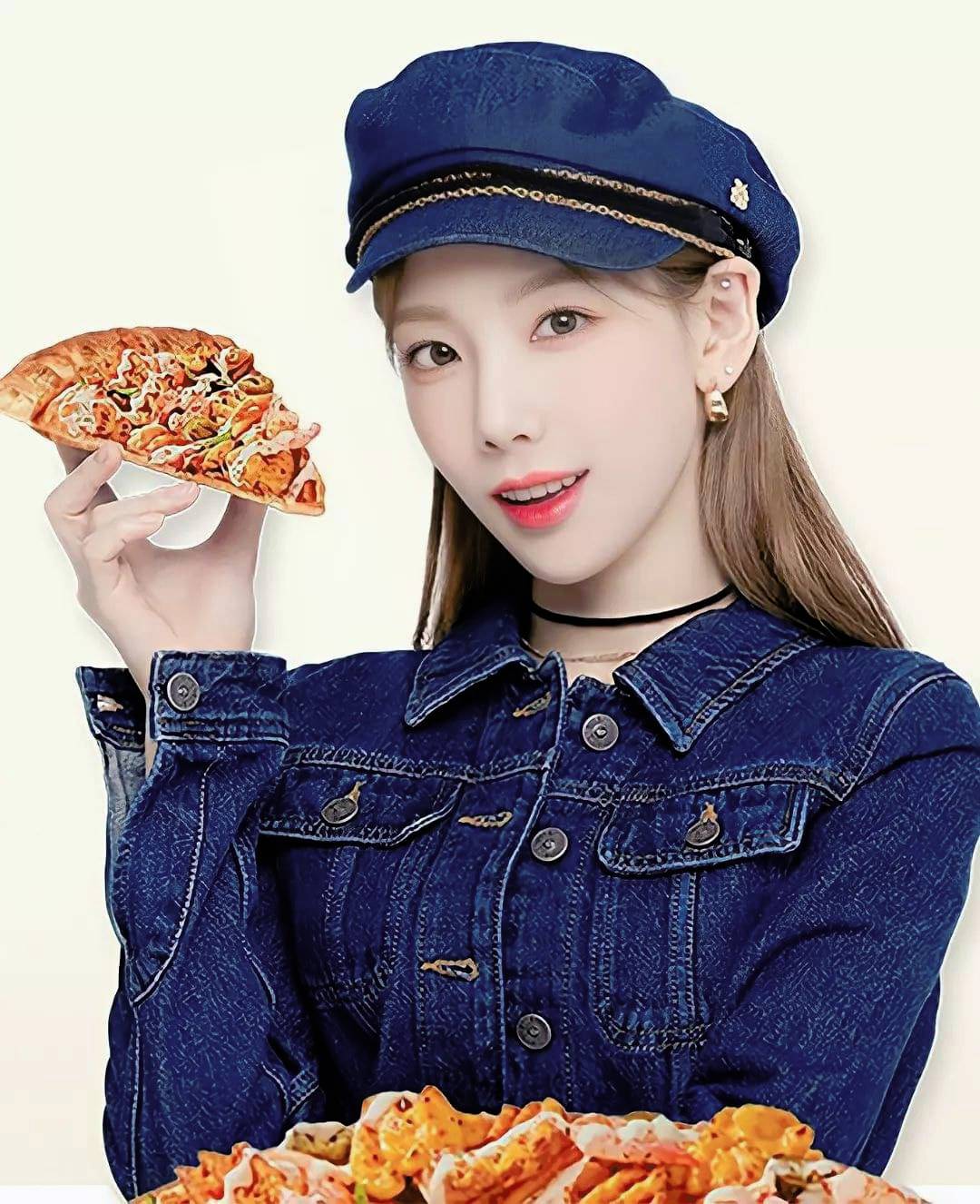 Pizza or my cheesy pussy tonight? | Scrolller