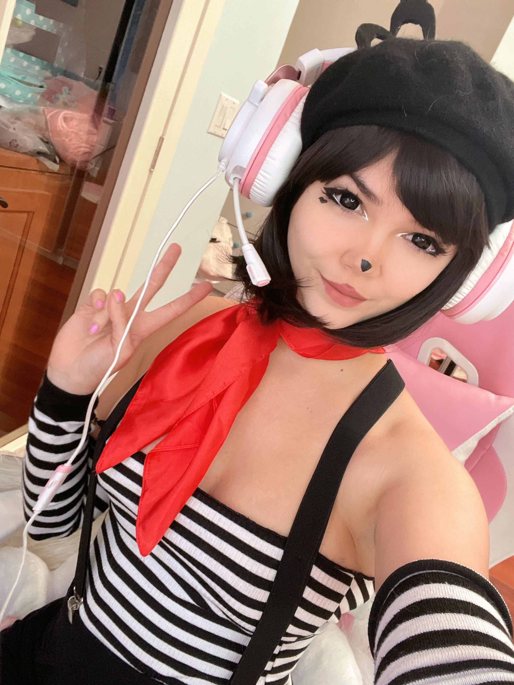 Played charades on stream yesterday ~ | Scrolller