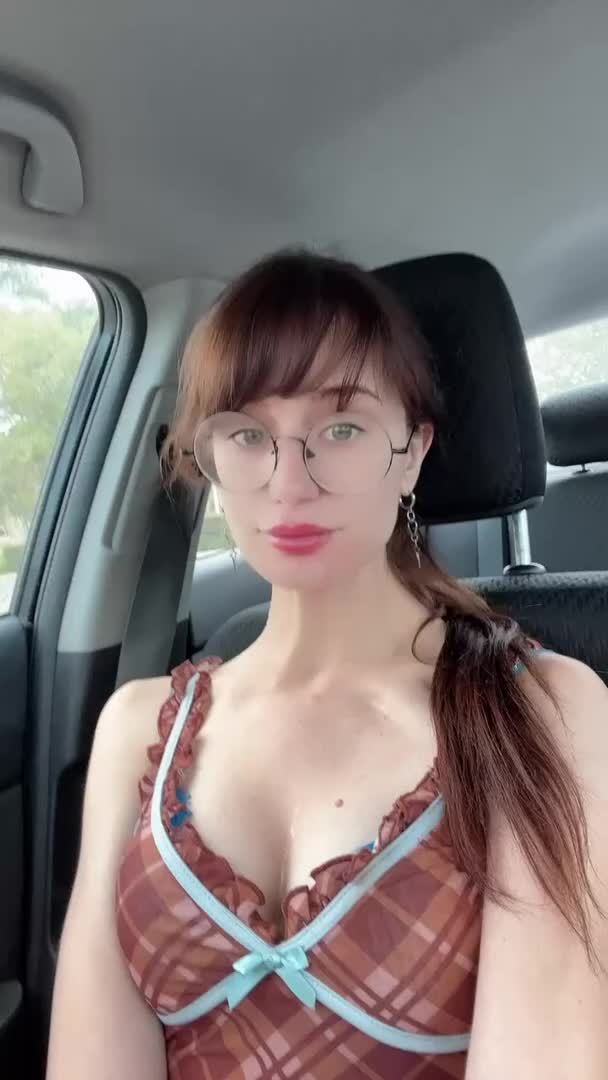 Pls don’t tell my boss you caught me… | Scrolller