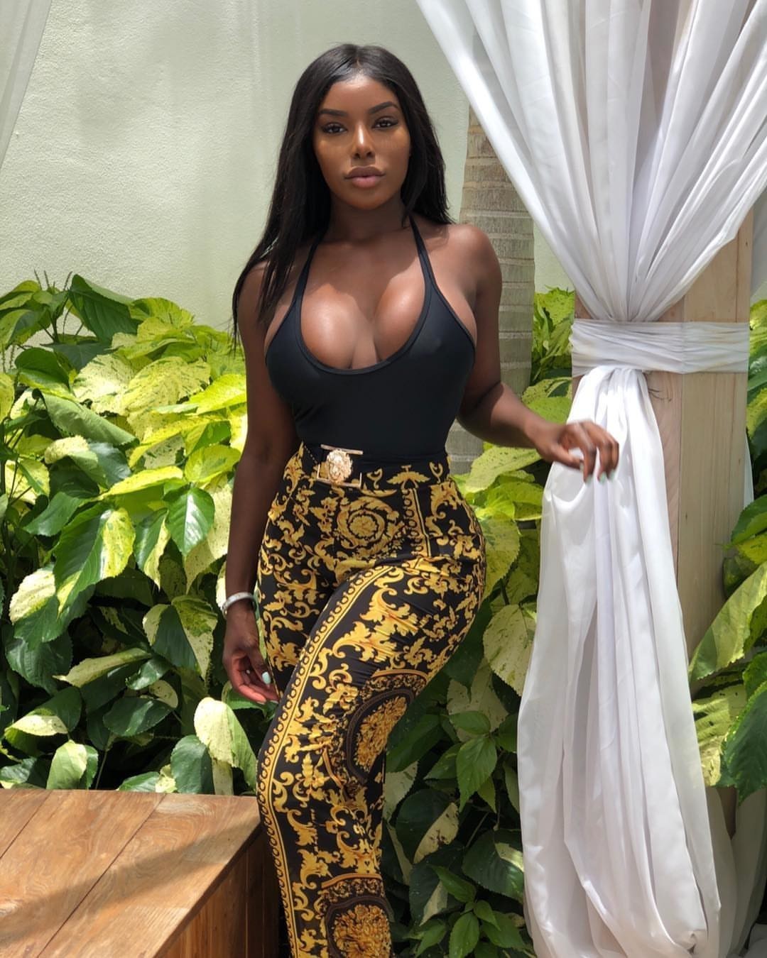 Popping out | Scrolller