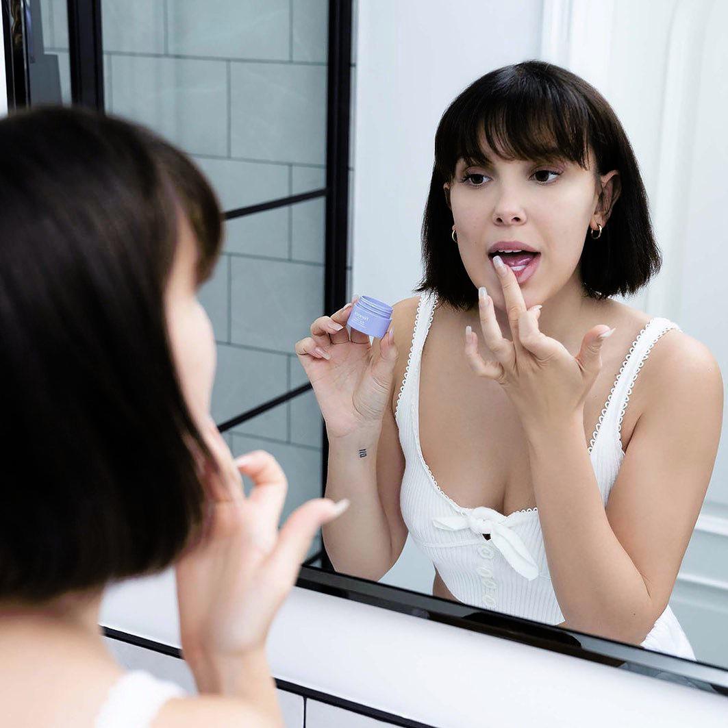 Preparing her lips | Scrolller