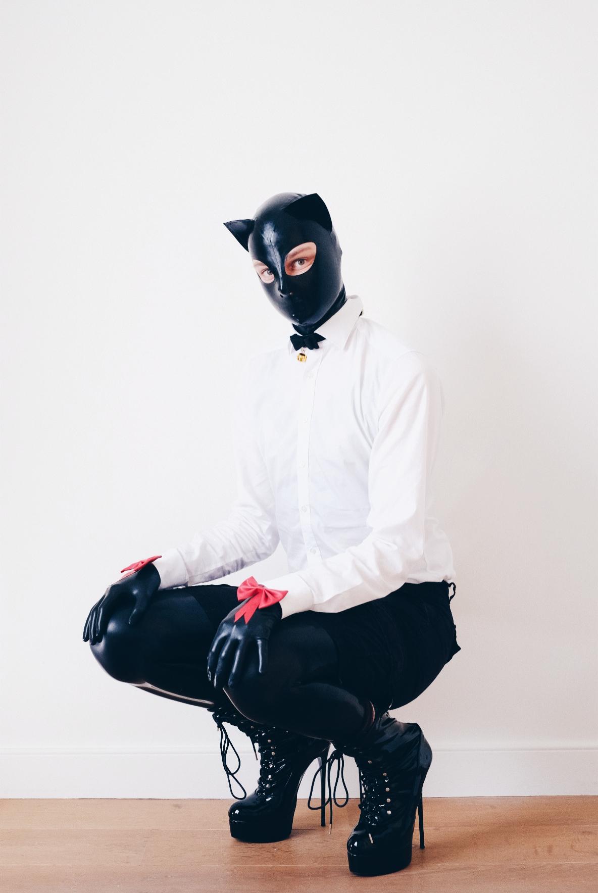 presenting... this is my waiting pose! | Scrolller