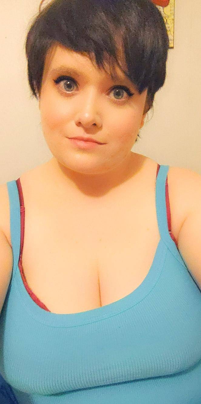 pretty eyes nice cleavage | Scrolller