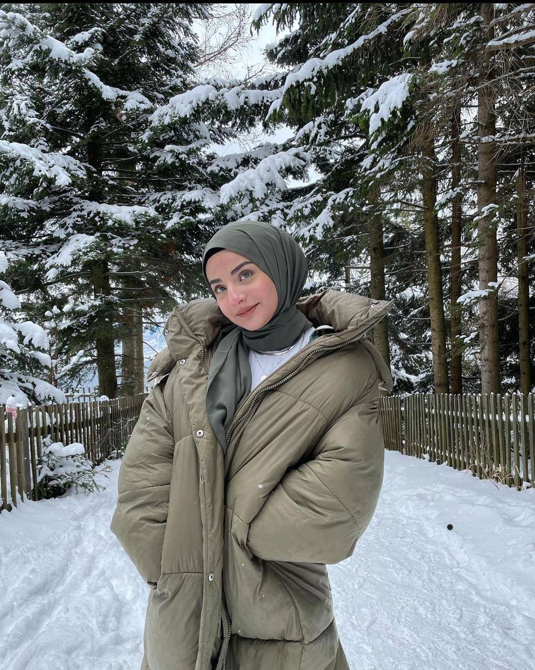 Pretty girl with hijab | Scrolller