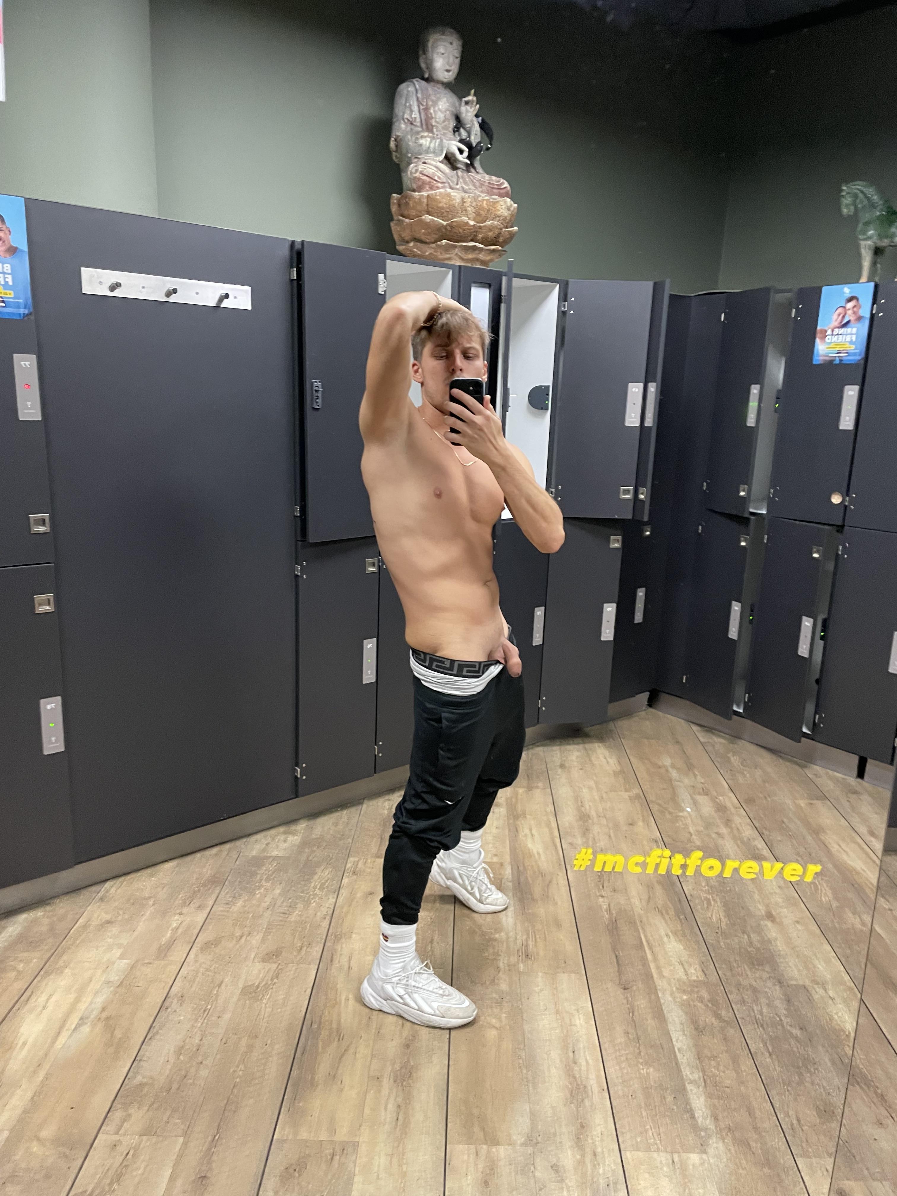 Quckie in a locker room? | Scrolller