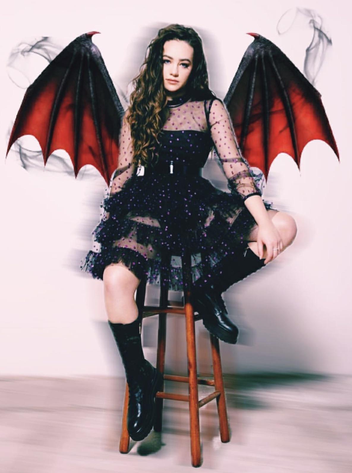 Queen Sam | Scrolller