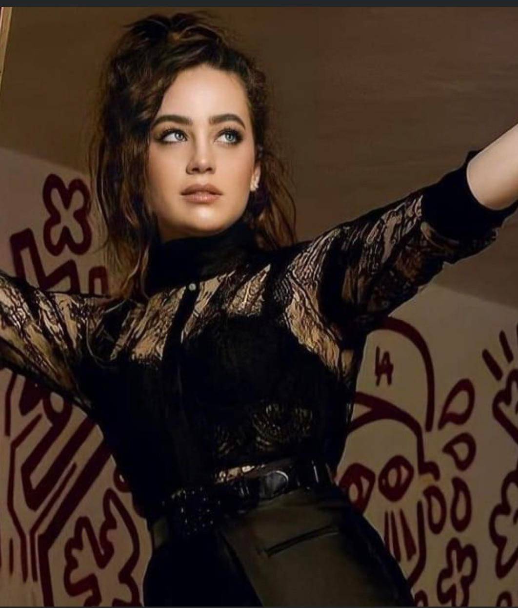 Queen Sam | Scrolller