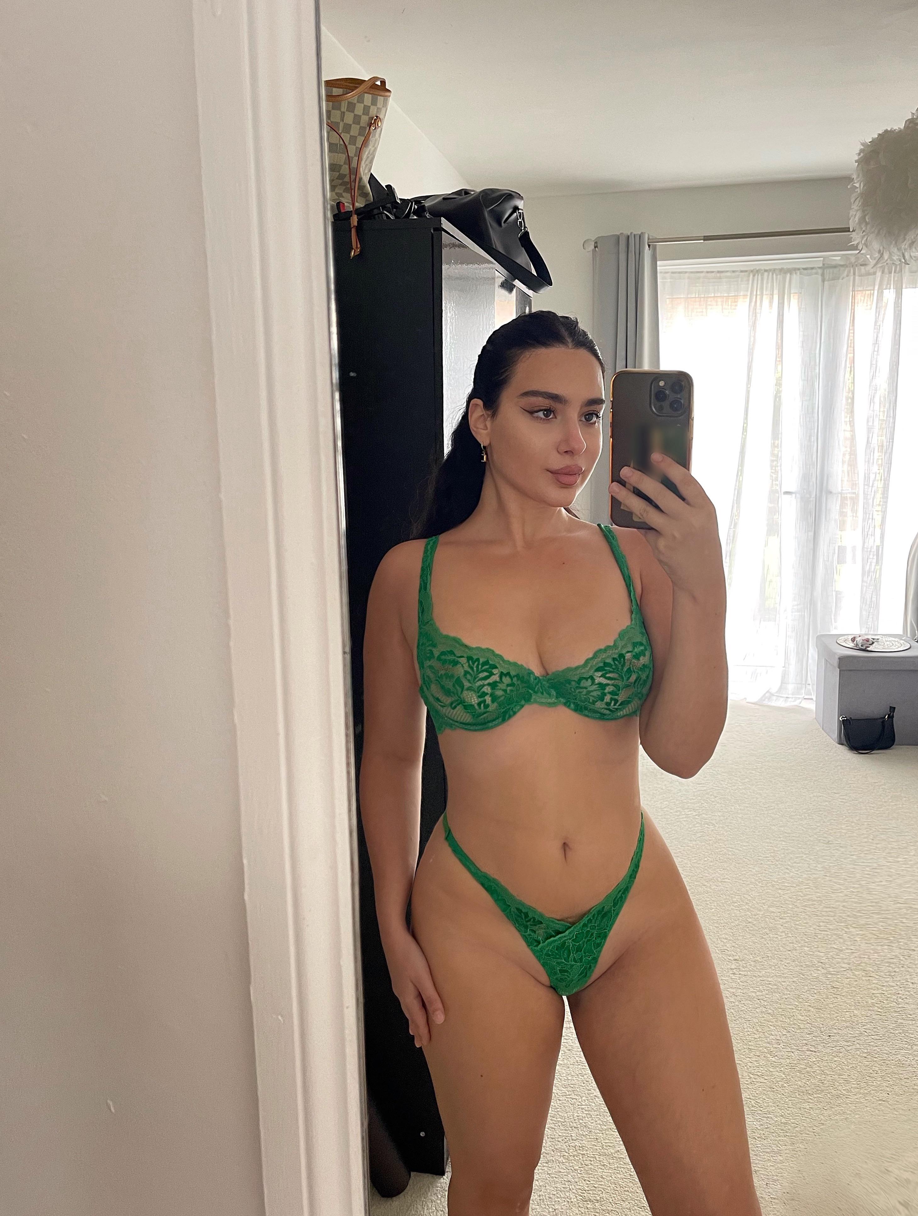 Quick Bedroom Selfie Scrolller