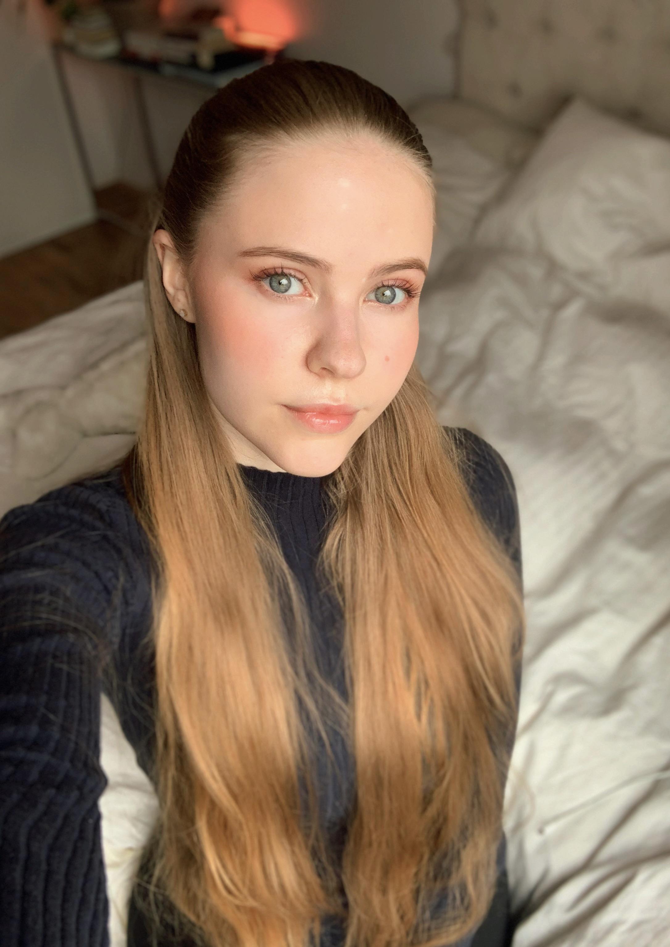 Quick selfie in my bed before going out for lunch! | Scrolller