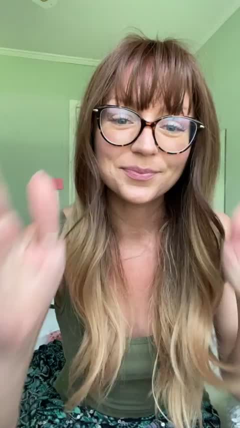 Red nails for tapping | Scrolller