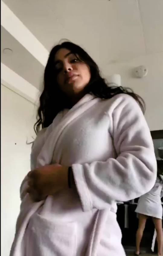 robe reveal | Scrolller