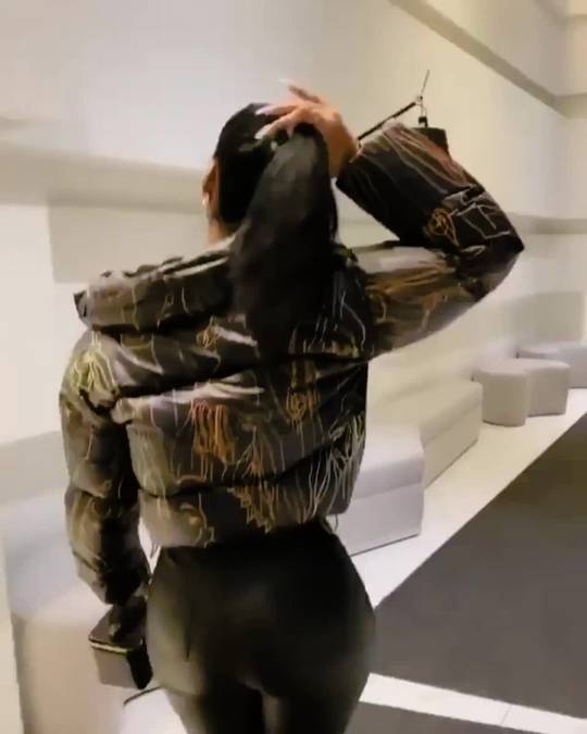 Runway walk 🍑🍑🍑 | Scrolller