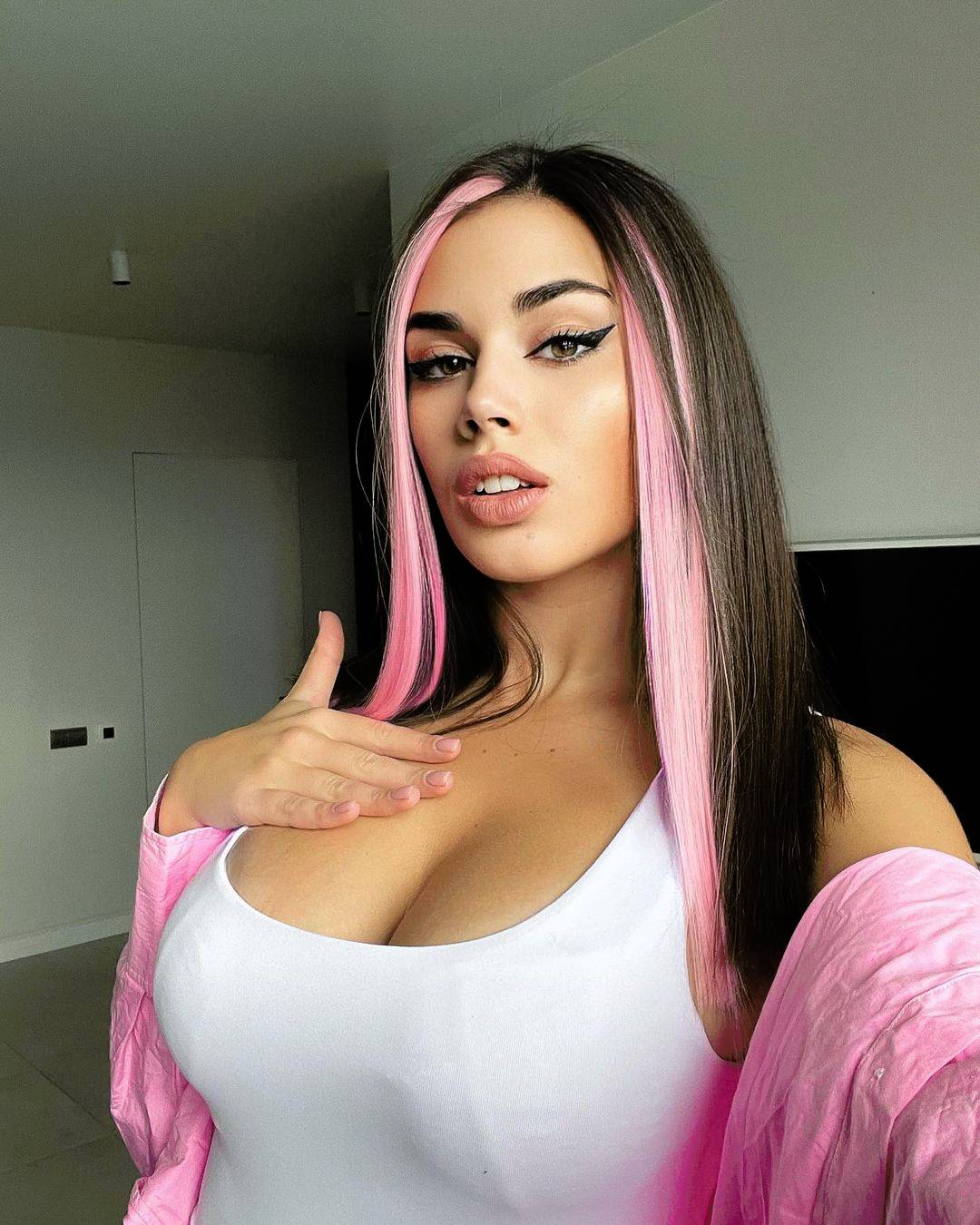 Russian x Lebanese - Do you like the pink? | Scrolller