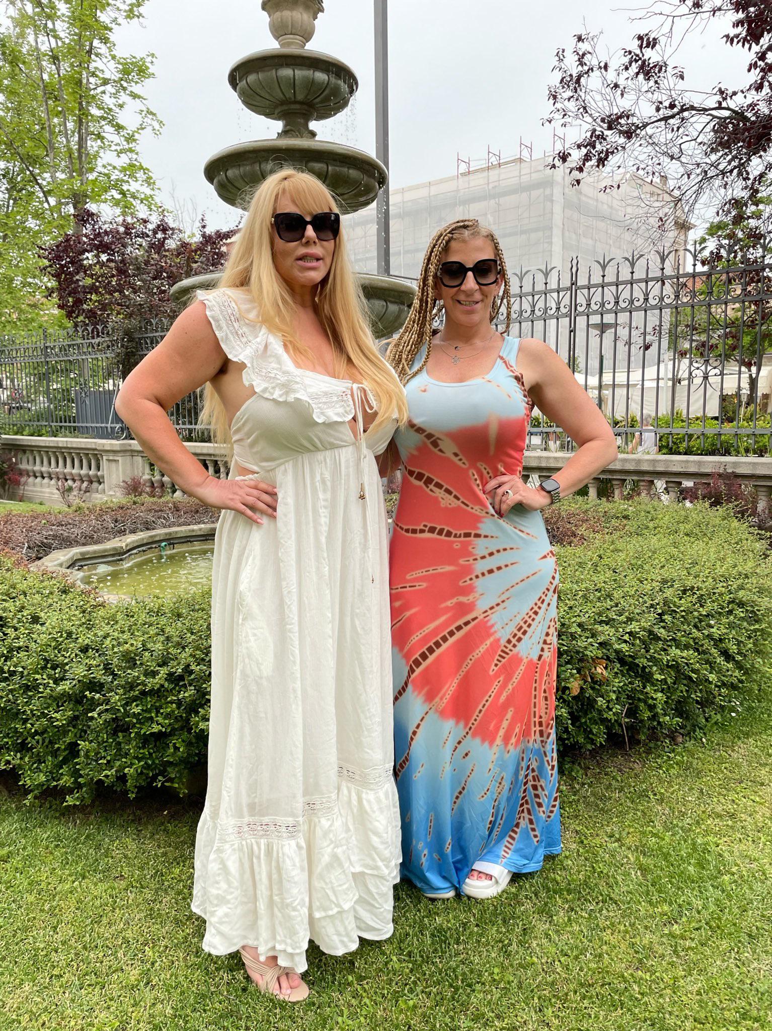 Sara & Karen | Scrolller