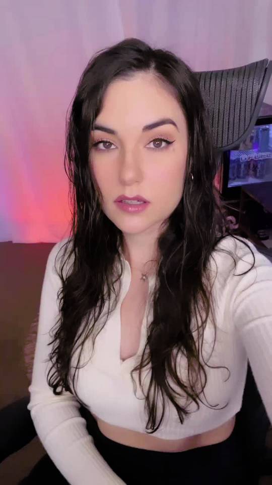 Sasha talking about lip primer | Scrolller