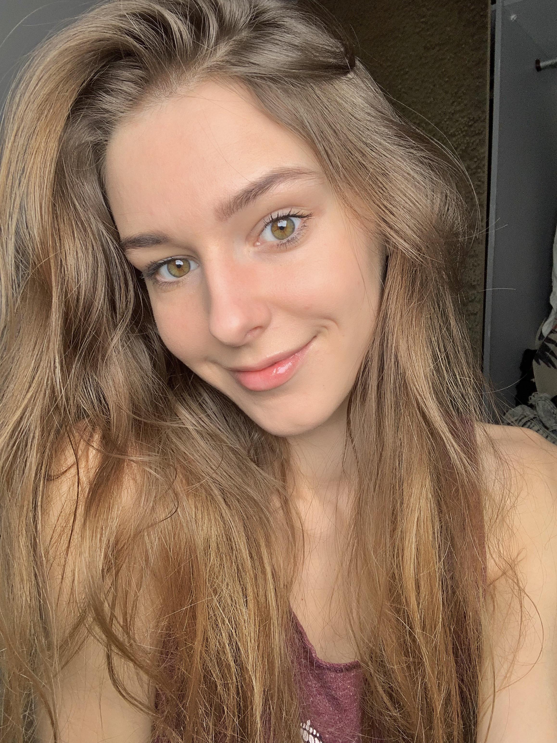 Say hi if u would like a kiss | Scrolller