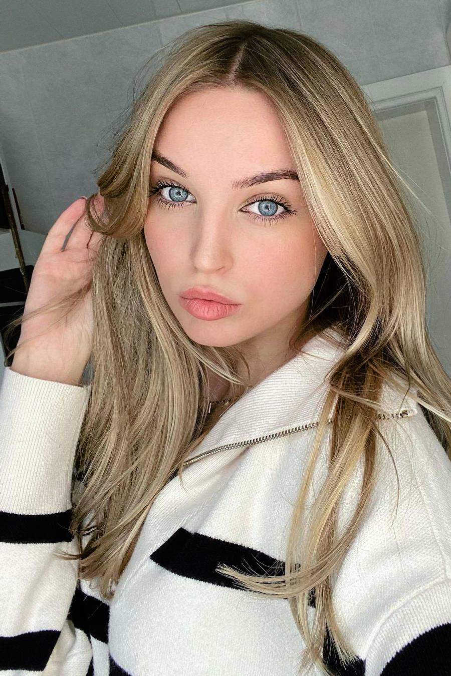 Selfie in a white and black jacket | Scrolller