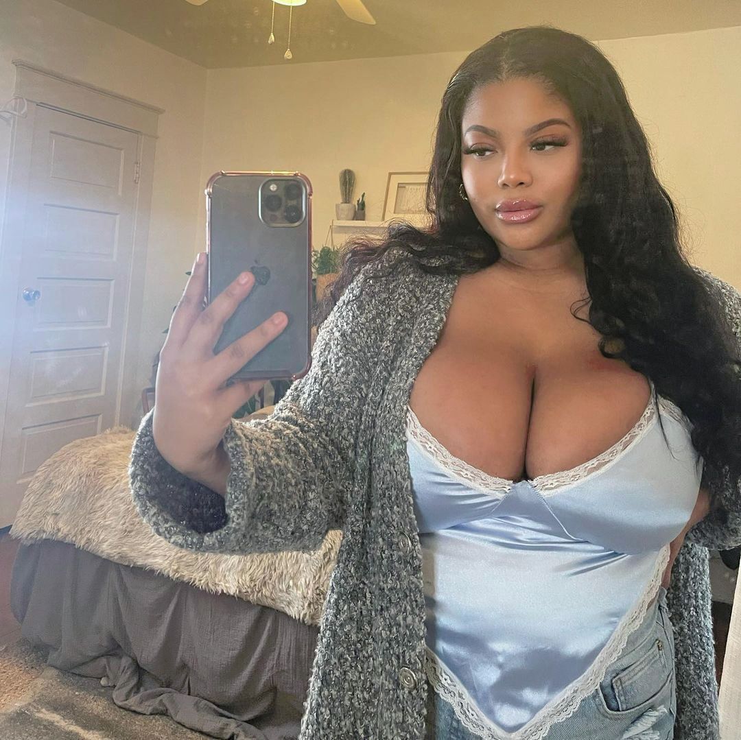 Selfie in silk | Scrolller