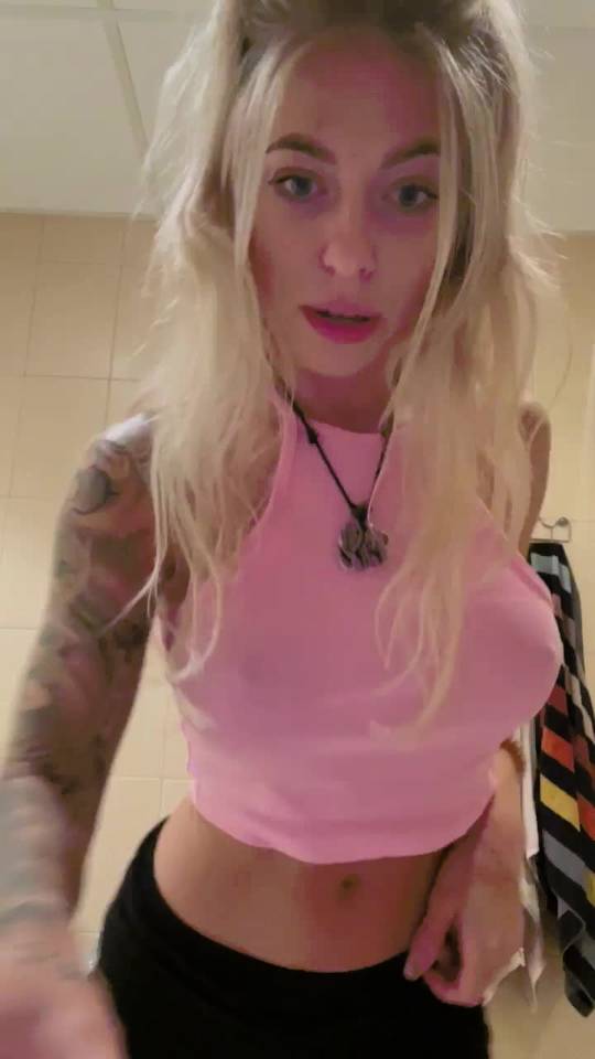 Sending you kisses so your day gets better (tiddies is bonus) | Scrolller