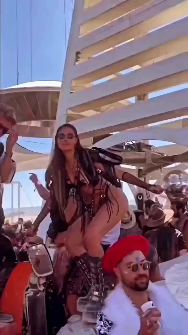 Sexy dancing | Scrolller