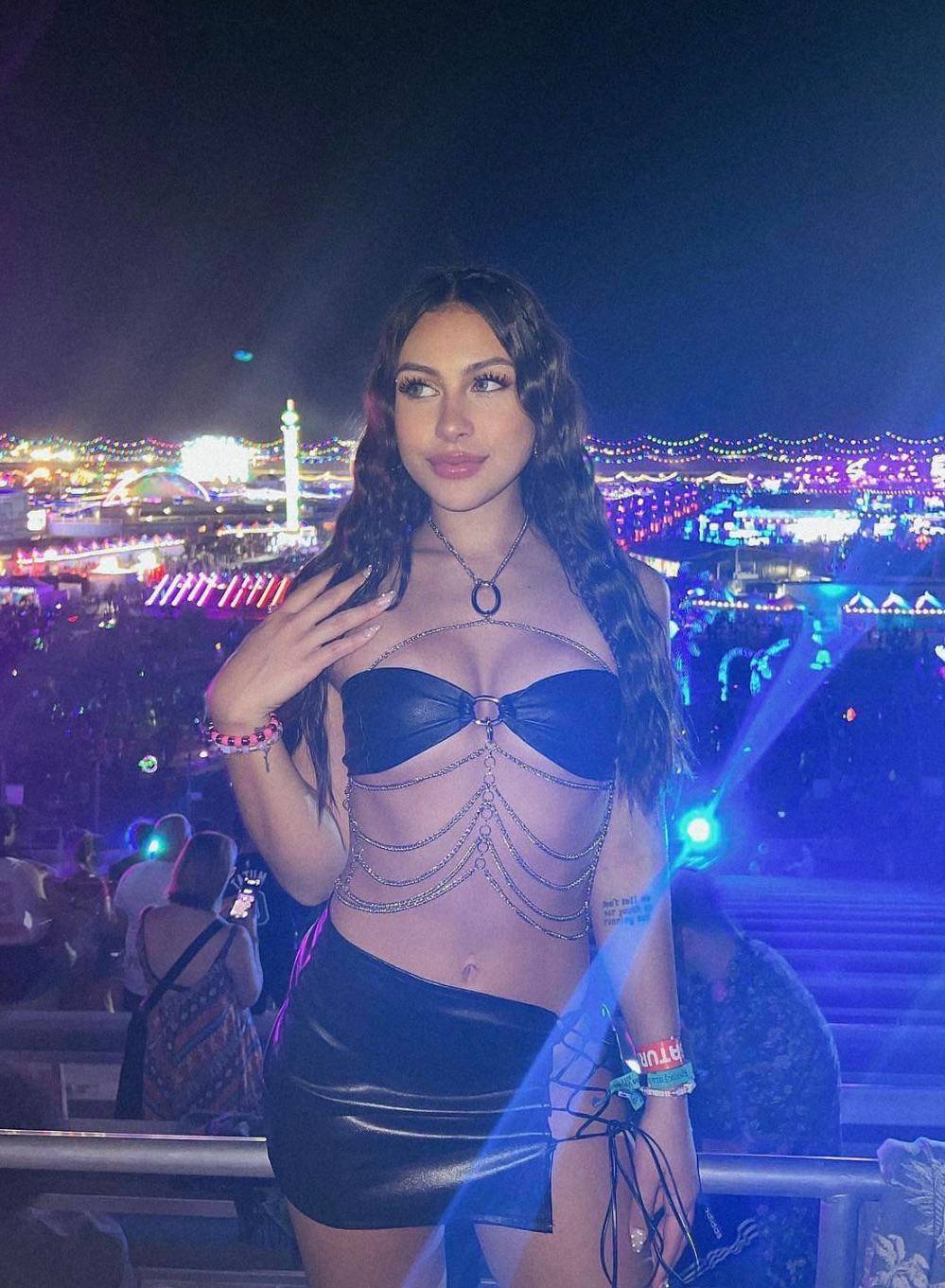 Sexy EDC babe | Scrolller