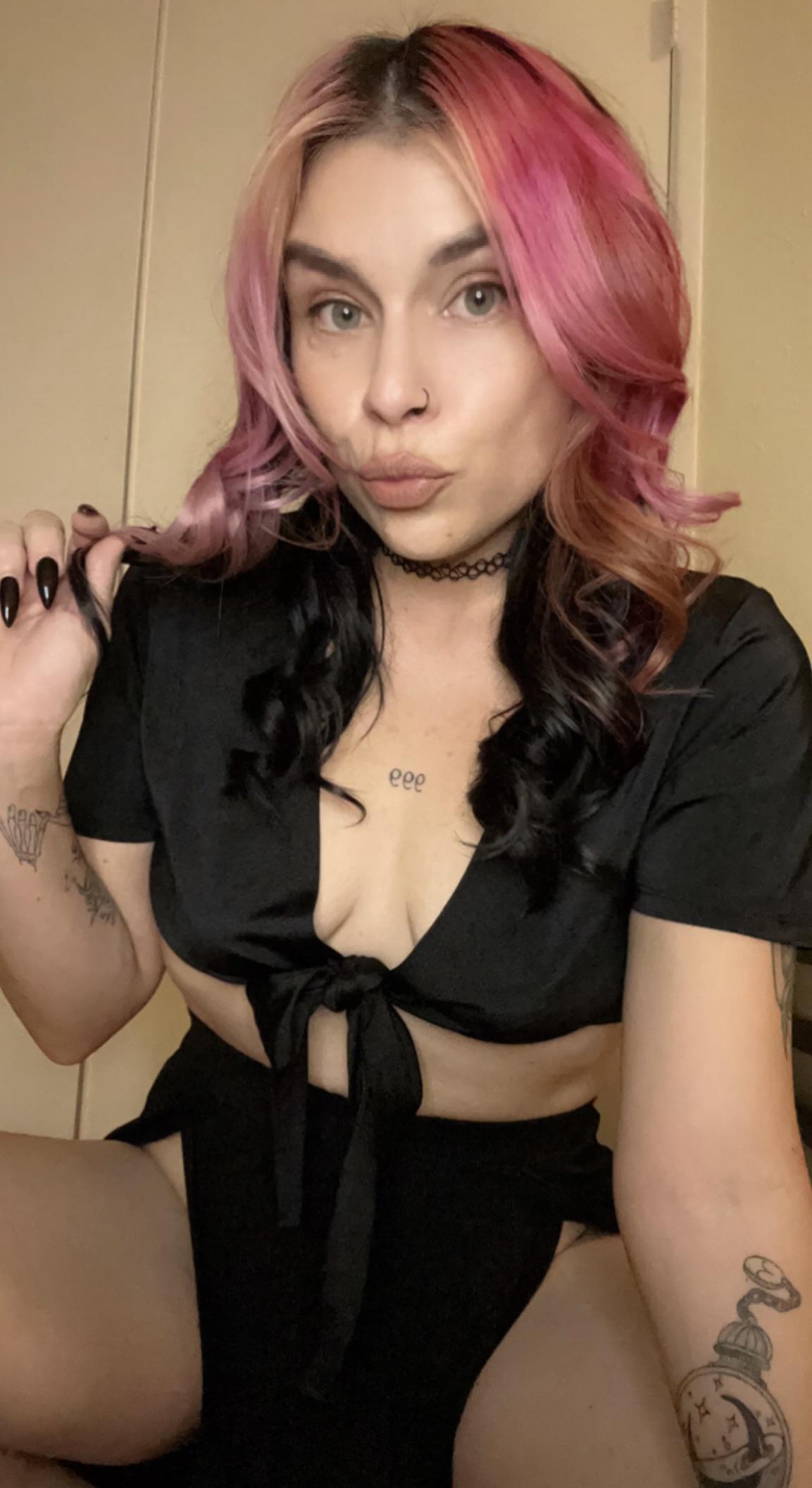 Sexy lil mama 💖 | Scrolller