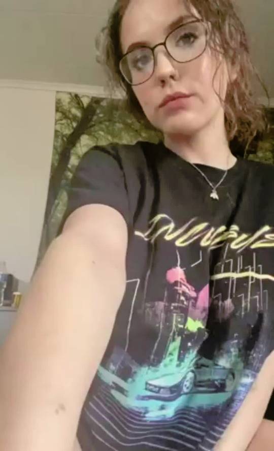 Sexy nerd wants to show her boobs | Scrolller