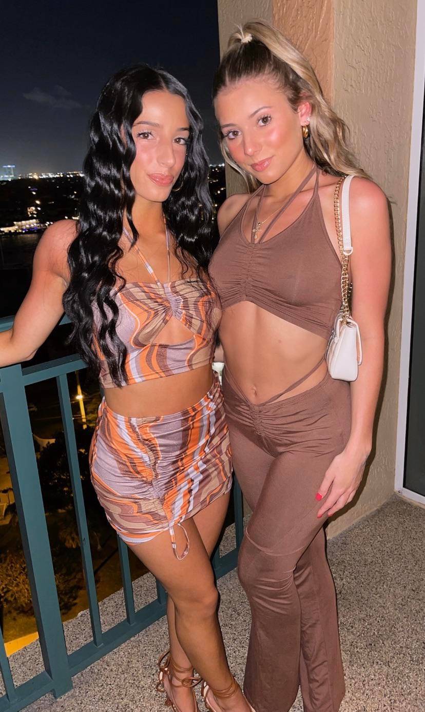 Sexy pair on holiday | Scrolller