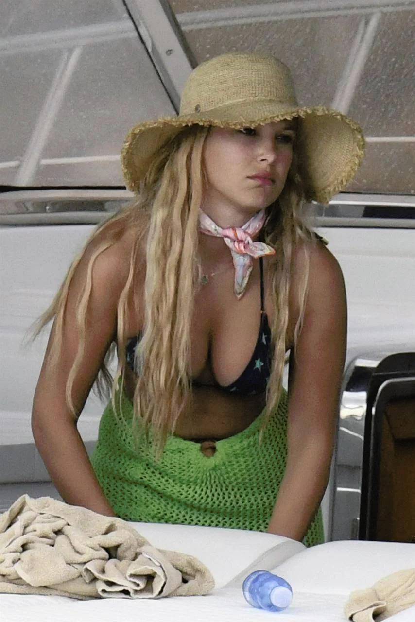 She doesn't need salt to float | Scrolller