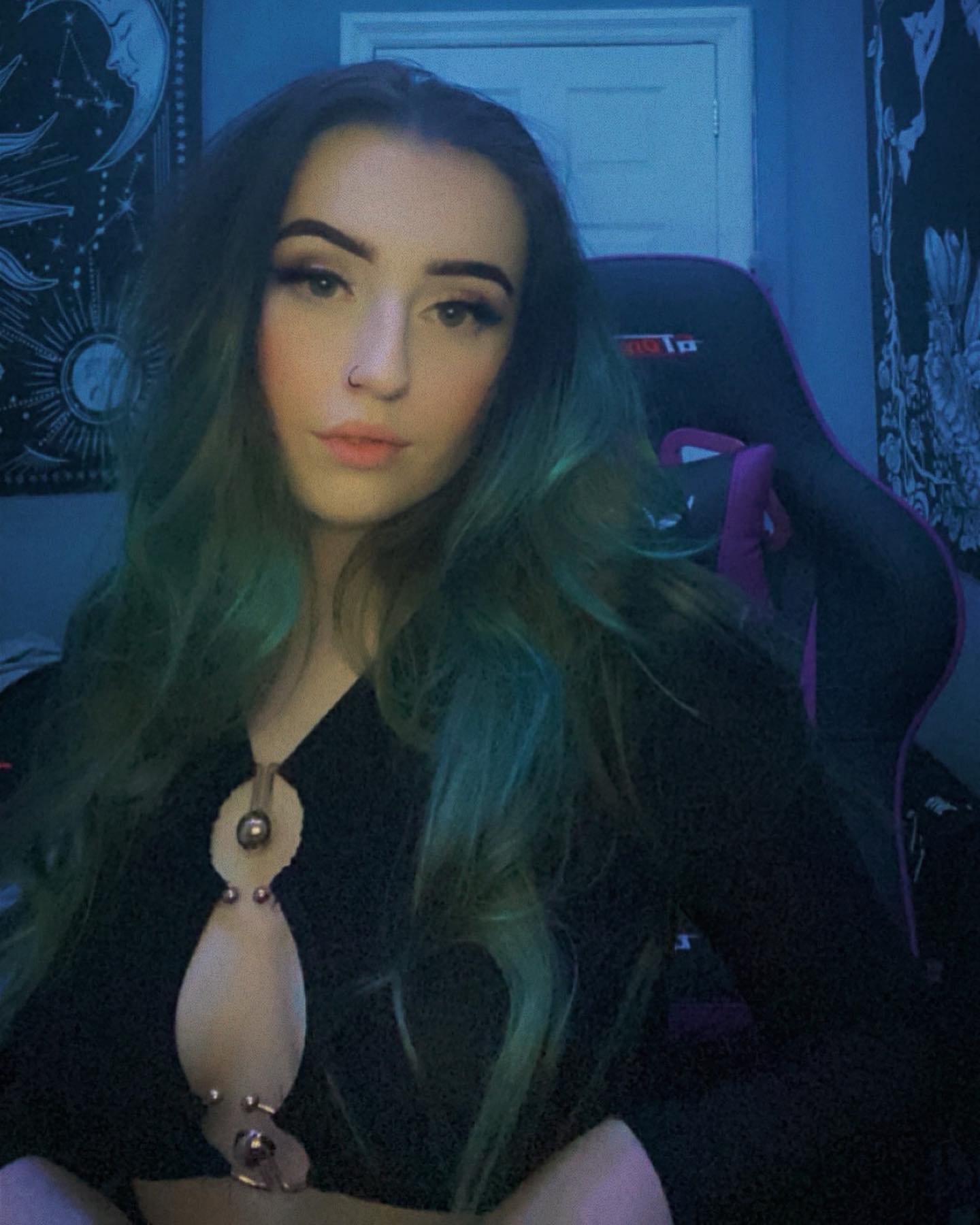 She Knows Where Your Looking Scrolller