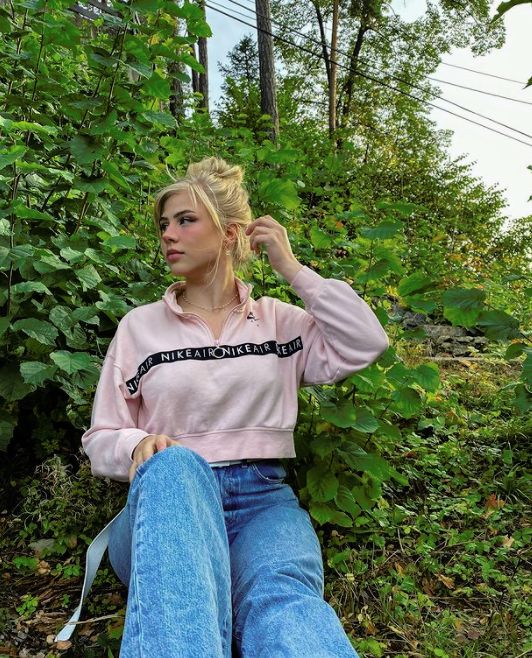 She looks so perfect here | Scrolller