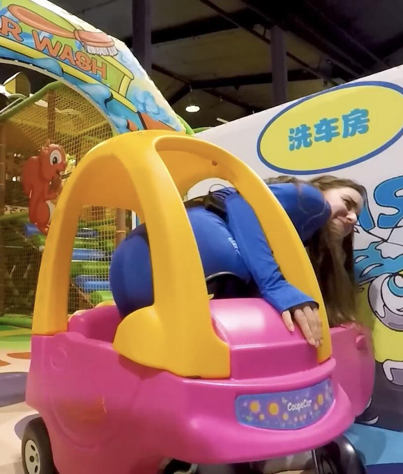 She’s stuck | Scrolller