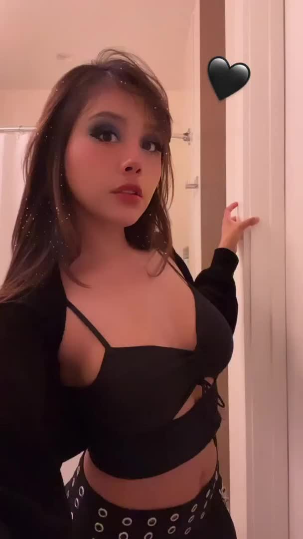 she's such a thirst trap 🥴 | Scrolller